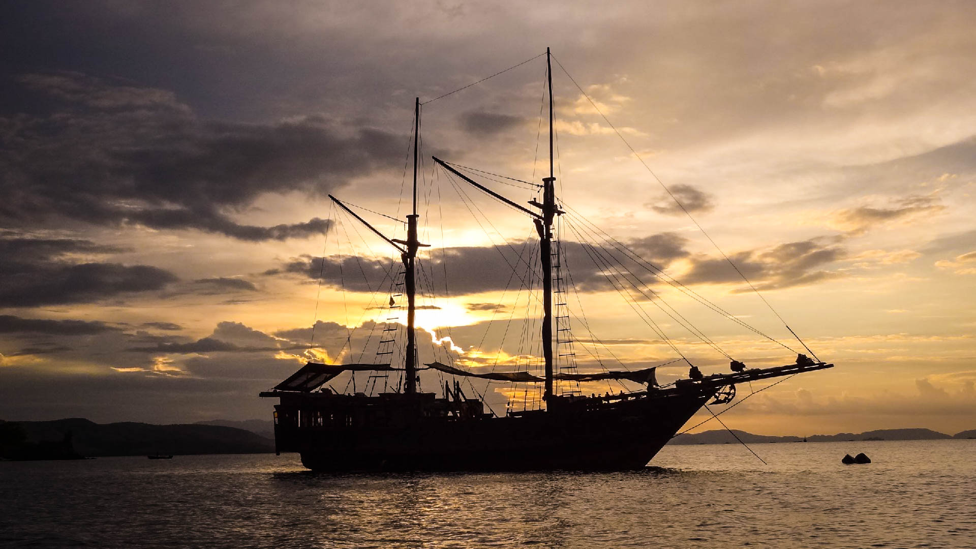 PRIVATE CHARTER ANANDA - The original Komodo Private Charter Boat